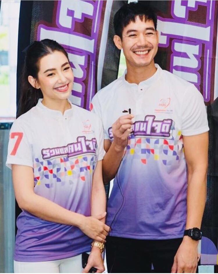 Weir ទម្លាយអារម្មណ៍ នៅពេលដែលហ្វេនៗ គាំទ្រខ្លួនជាមួយនឹង Bella - Khmerload