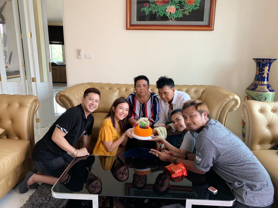 ទោះរវល់ការងារខ្លាំងមែន Jah Rsiam ក៏មិនភ្លេចថ្ងៃកំណើតម្ដាយ ...