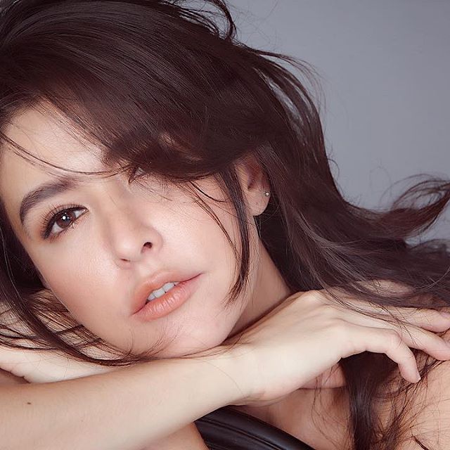 សាហាវបាត់! Sririta ថតរូបអត់សម្លៀកបំពាក់ យកផ្កាតែ ៣ ទង មកបាំងខ្លួន! - Khmerload