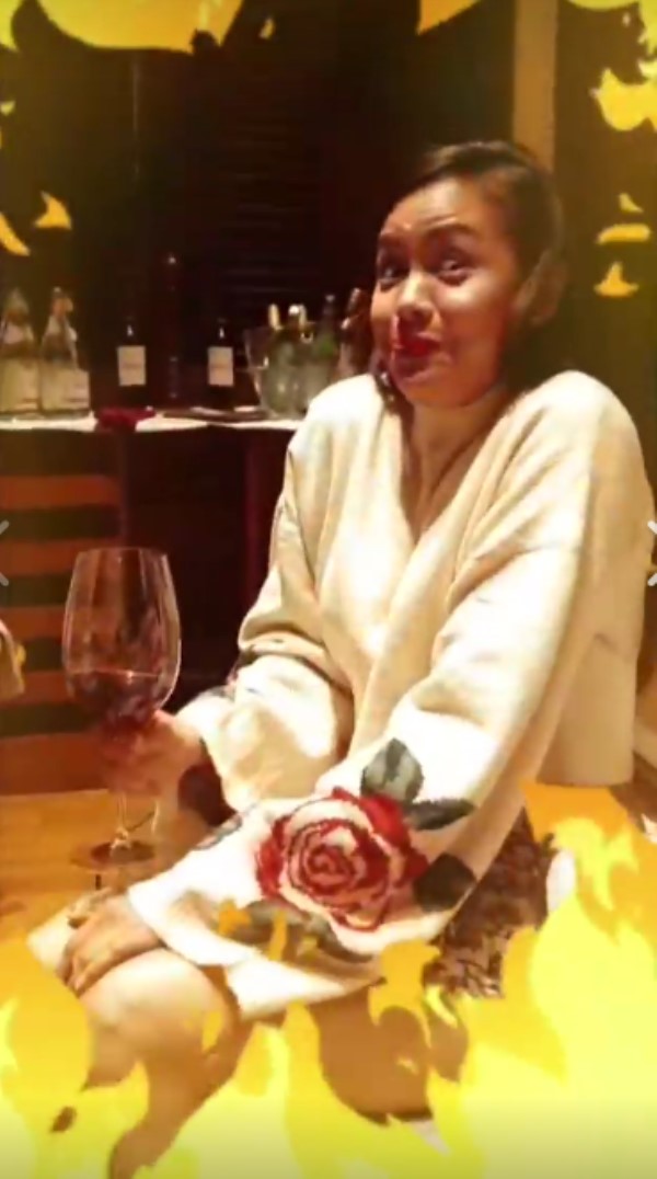 အထာကျကျ ဝိုင်သောက်နေရင်းကနေ ချက်ချင်းရုပ်ပြောင်ကြီး လုပ်ပြလိုက်တဲ့ ပရိသတ်တွေခွီနေရတဲ့ မအေးသောင