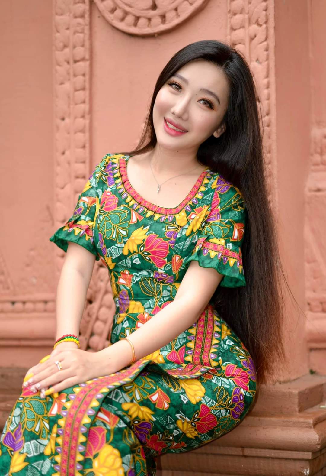 အေးချမ်းတည်ငြိမ်နေပြီး ကြည်လင်ဝင်းပတဲ့မျက်နှာလေးနဲ့ ဆွဲဆောင်မှုရှိရှိ လ