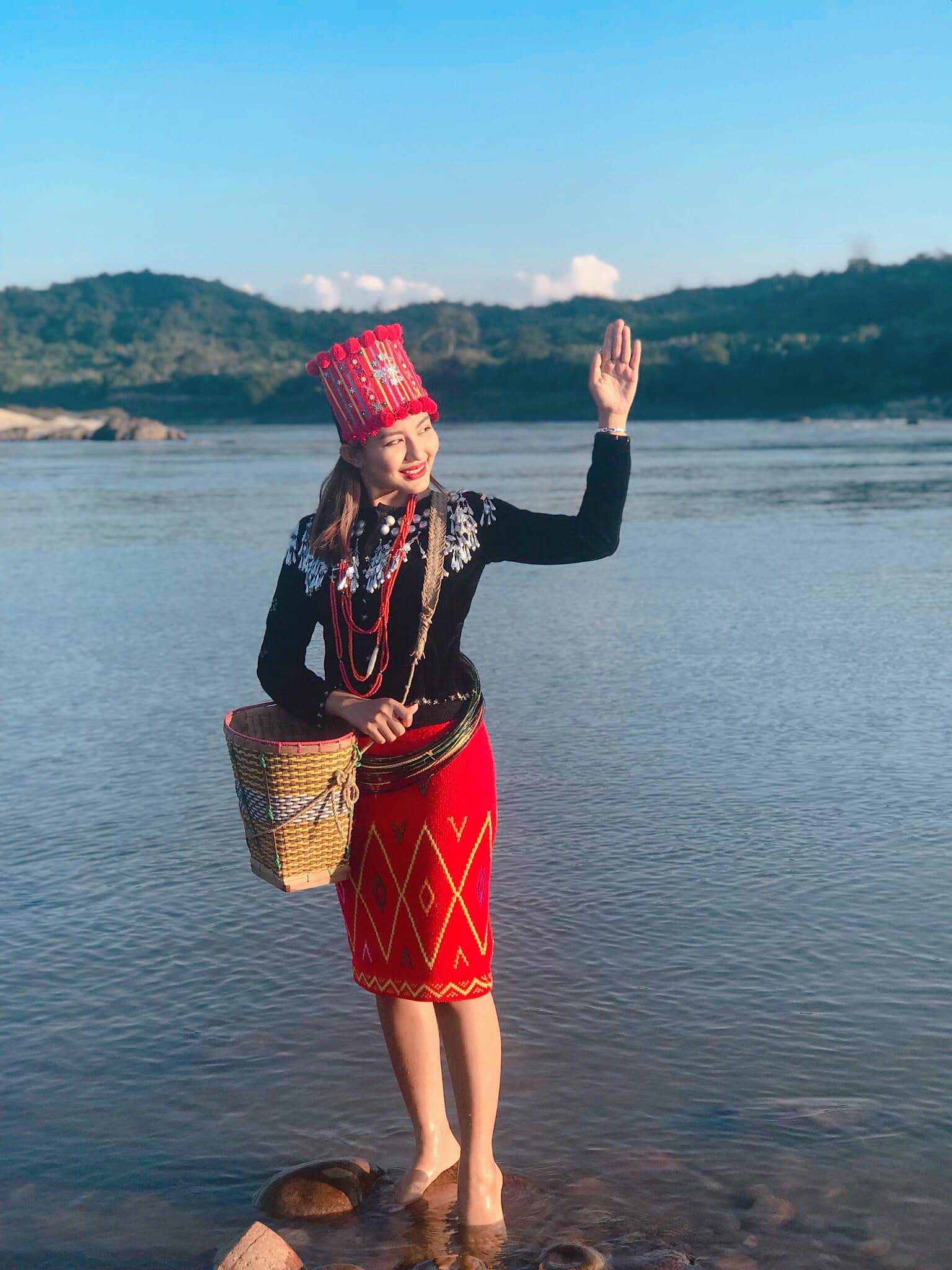 မြစ်ဆုံမှာ ကချင်တိုင်းရင်းသူလေးတွေအဖြစ် ထင်မှားသွားအောင် အမြင်အာရုံတ