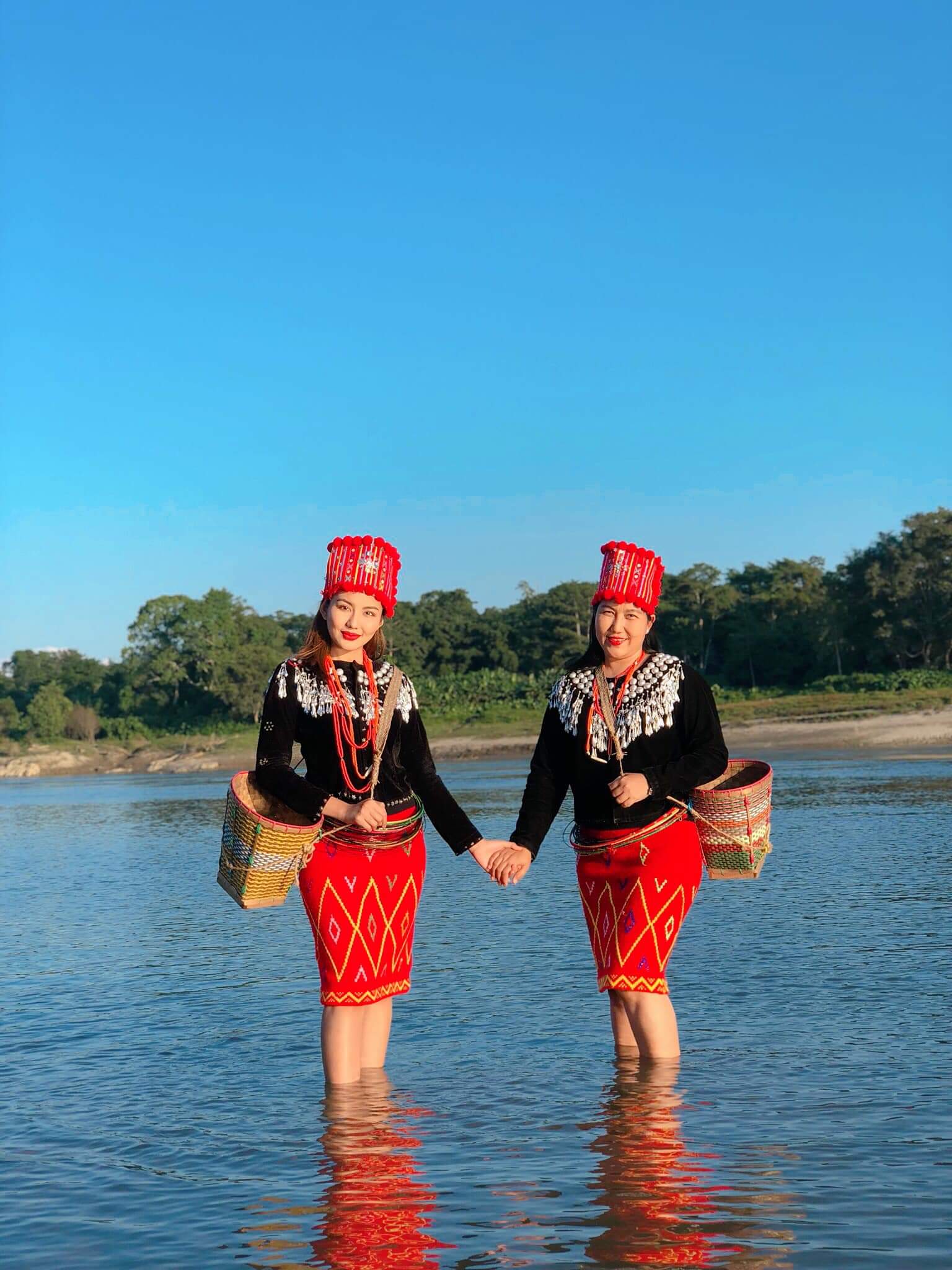 မြစ်ဆုံမှာ ကချင်တိုင်းရင်းသူလေးတွေအဖြစ် ထင်မှားသွားအောင် အမြင်အာရုံတ