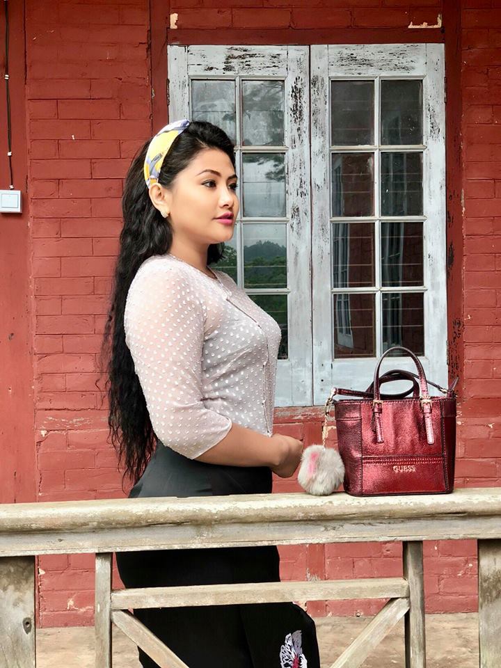 မြန်မာဝတ်စုံလေးနဲ့ လှယဉ်ကျေးမယ်မလေးတစ်ယောက်အလား ထင်မှတ်ရတဲ့ မေပန်းချီ Myanmarload