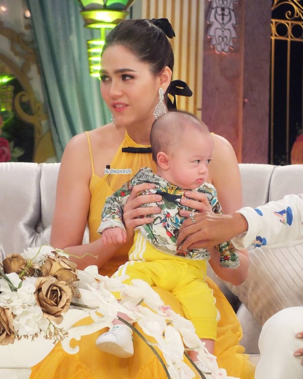 ដល់ដាក់ជិតគ្នា បែបនេះ ទើបដឹងថា កូនភ្លោះ Chompoo Ariya មុខដូចនាងបេះដាក់ - Khmerload