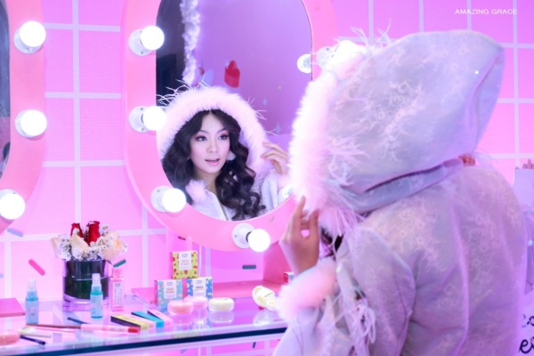 Bella ကလုပ်ပေးတဲ့ ကြီးကျယ်ခမ်းနားတဲ့ အလှူတွေကိုကြည့်ပြီး ငေးမောအားက ...