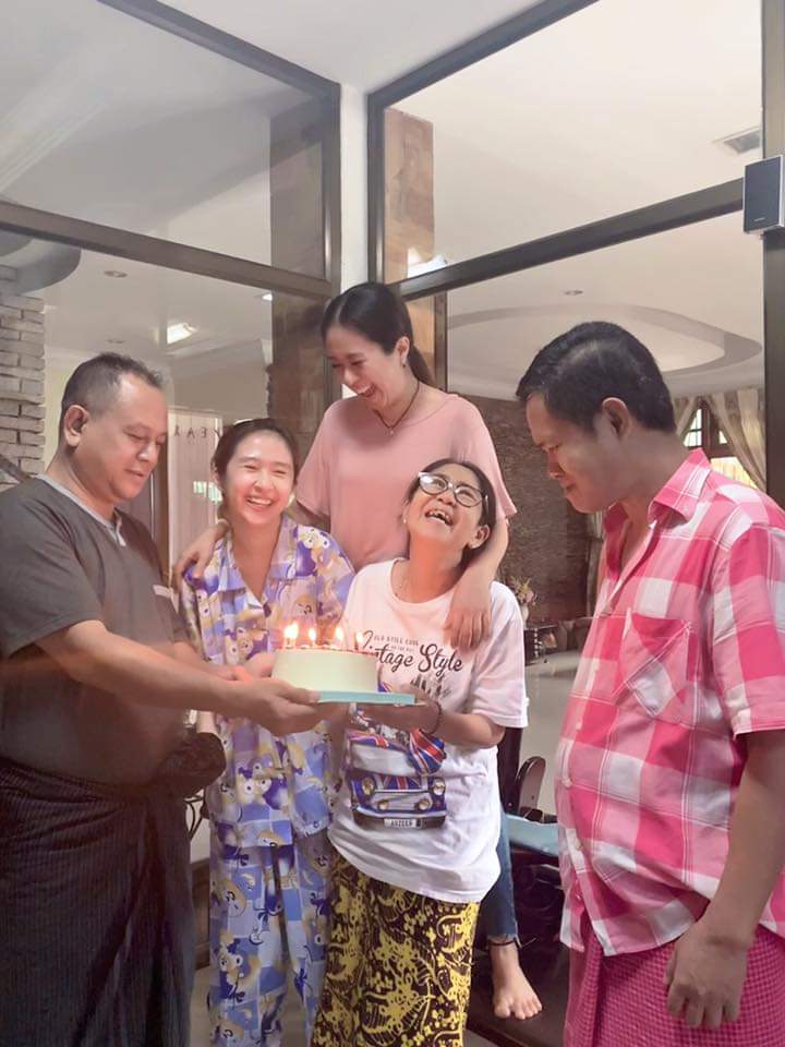 ချစ်ရတဲ့မေမေ့ကိုခေါ်ပြီး စည်းလုံးချစ်ခင်စွာနဲ့ဇီဝိတဒါနပြုလုပ်နေကြတဲ့ ဒ ...