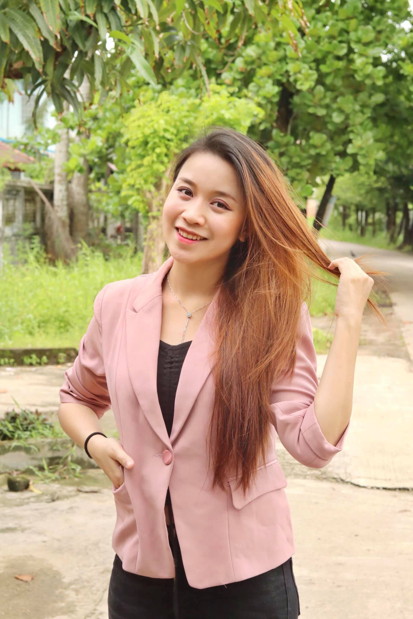 Couple အင်္ကျီလေးဝတ်ပြီး အကြည့်ချင်းဆုံကာ အတွဲညီညီသရုပ်ဆောင်နေတဲ့ သဇင