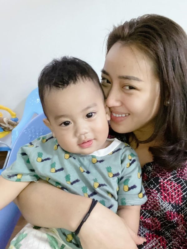 အိပ်ယာနိုးစအချိန်မှာ သားသားလေး သဲကိုးနဲ့အတူ Liveလွှင့်စကားပြောနေတဲ့ မေမေပိုးအိအိခန့်ရဲ့ ...