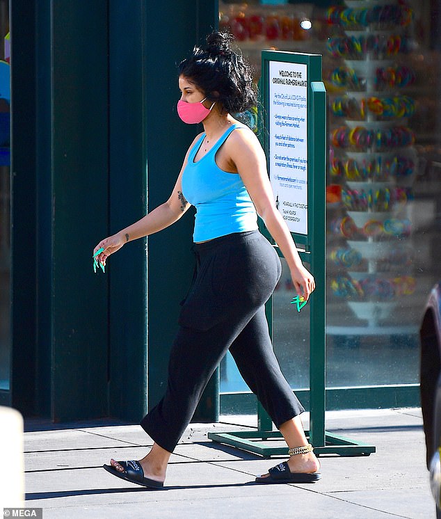 ប្រមាញ់បាន Cardi B ដើរតាមផ្លូវអត់ផាត់មុខ ទាំងសក់ រញ៉េរញ៉ៃ ...