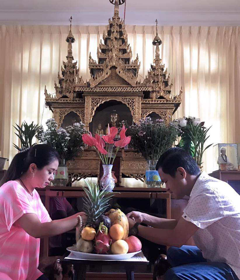 ချစ်ရတဲ့မေမေ့ကိုခေါ်ပြီး စည်းလုံးချစ်ခင်စွာနဲ့ဇီဝိတဒါနပြုလုပ်နေကြတဲ့ ဒ