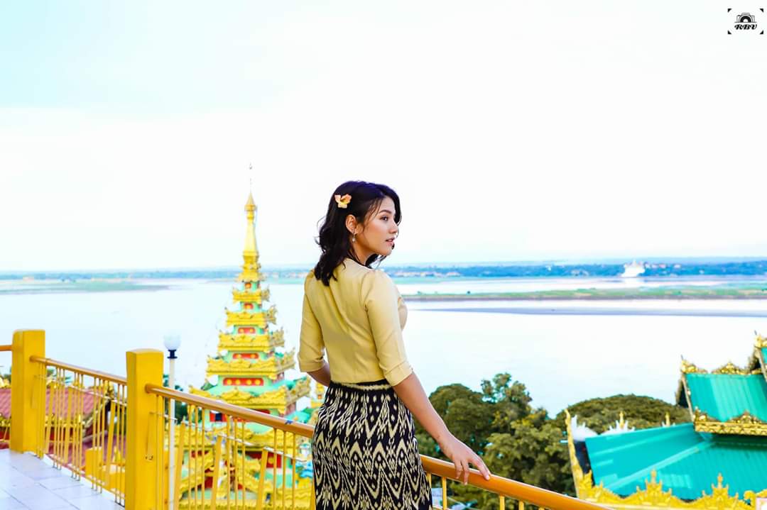 သီတင်းကျွတ်လပြည့်နေ့လေးမှာ မြန်မာဆန်ဆန်လေးဝတ်ဆင်ပြီး ကြည်လင်အေးချမ ...