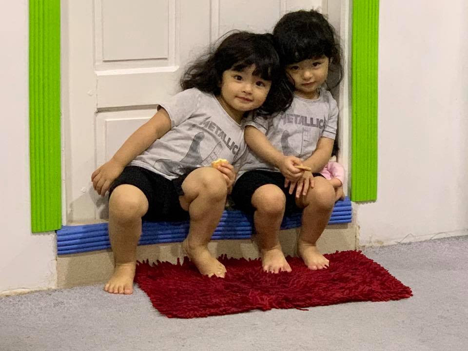 ညီမလေးပြုတ်ကျမှာဆိုးလို့ ဂရုတစိုက်နဲ့ လိုက်ထိန်းပေးနေတဲ့ ခေတ်လေးတို့