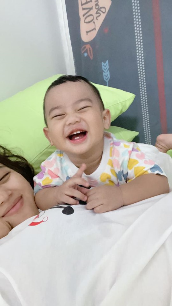 အိပ်ယာနိုးစအချိန်မှာ သားသားလေး သဲကိုးနဲ့အတူ Liveလွှင့်စကားပြောနေတဲ့