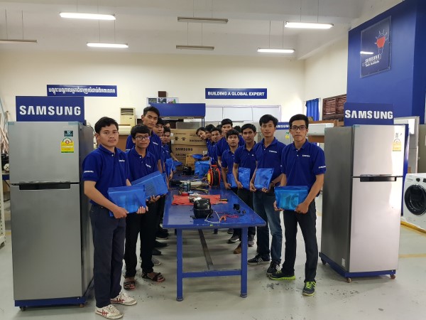 Samsung នាំយកសម្ភារៈសិក្សាជូនសិក្ខាកាមក្នុងវគ្គបណ្ដុះបណ្ដាល Samsung ...