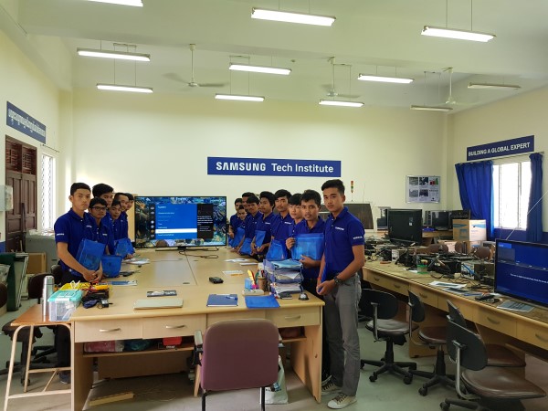 Samsung នាំយកសម្ភារៈសិក្សាជូនសិក្ខាកាមក្នុងវគ្គបណ្ដុះបណ្ដាល Samsung ...